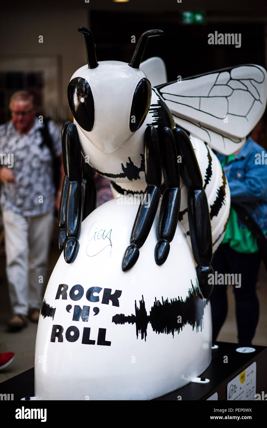 Manchester statue bee hi-res stock photography and images - Alamy