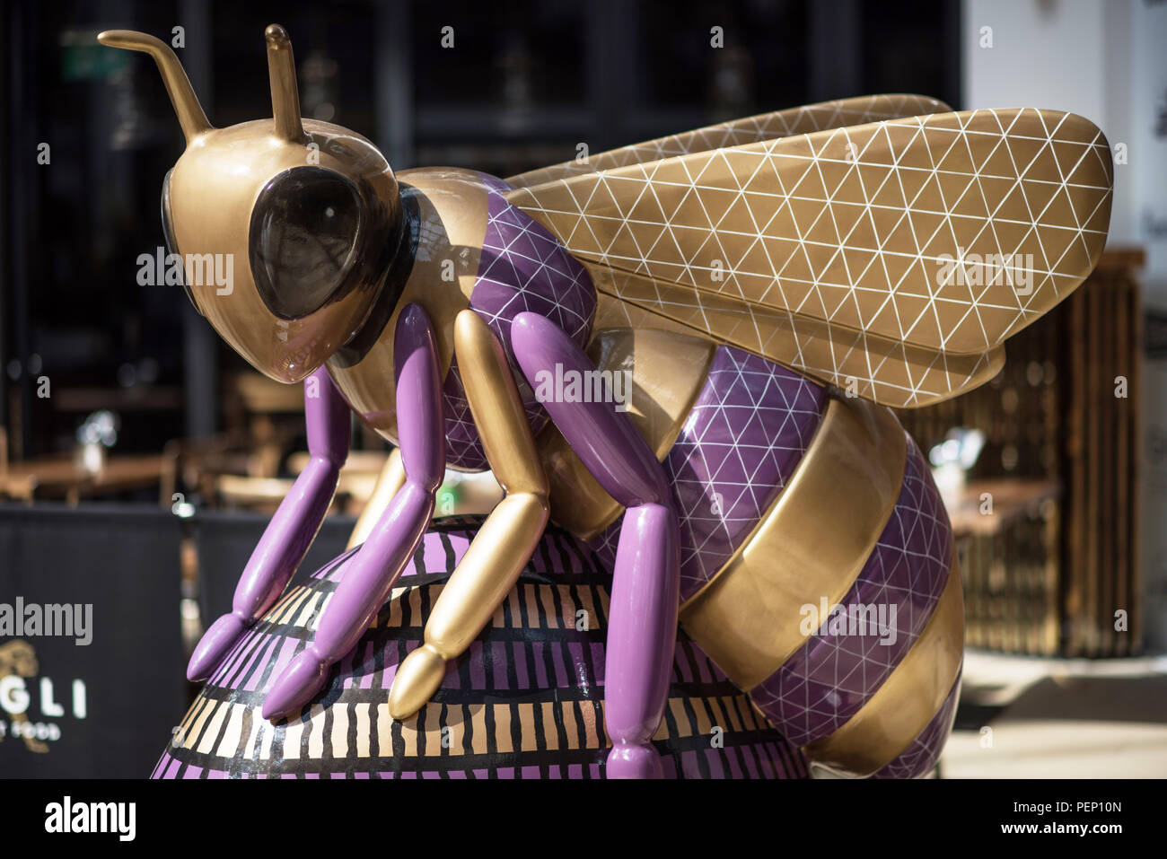 Manchester statue bee hi-res stock photography and images - Alamy