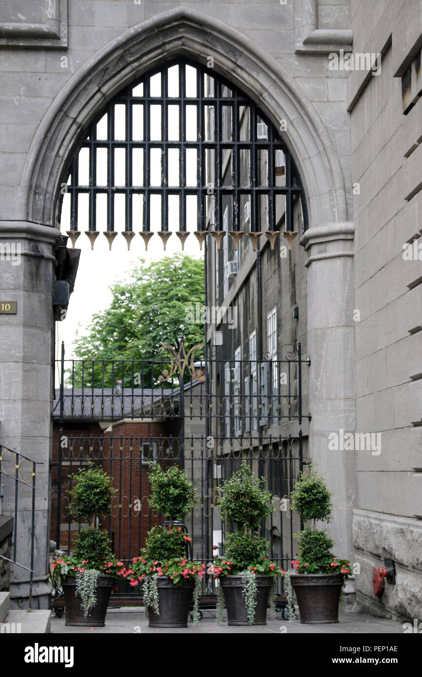The entrance to the cathedral Stock Photo - Alamy