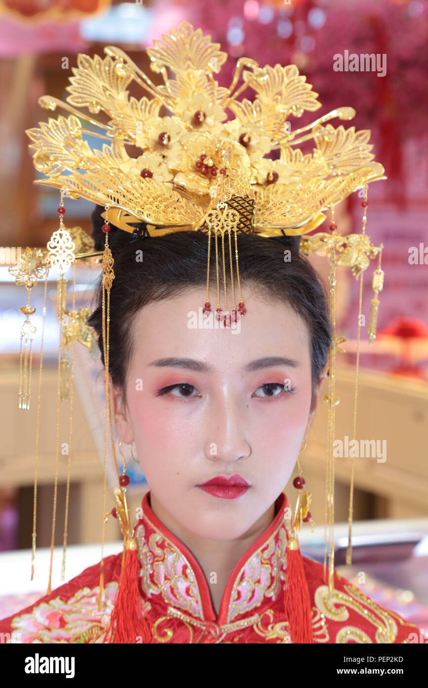 Pingliang, China. 16th Aug, 2018. Pingliang, CHINA-Models present gold ...