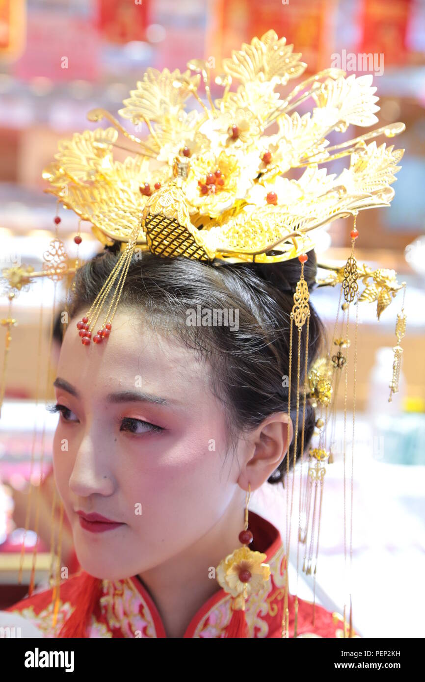 Pingliang, China. 16th Aug, 2018. Pingliang, CHINA-Models present gold ...