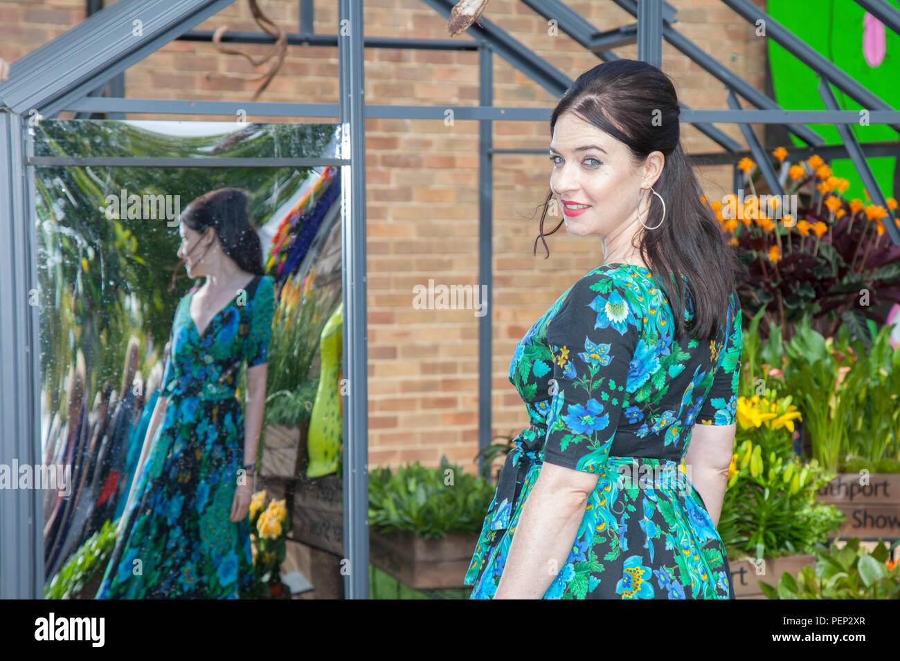 Concave mirror person hi-res stock photography and images - Alamy