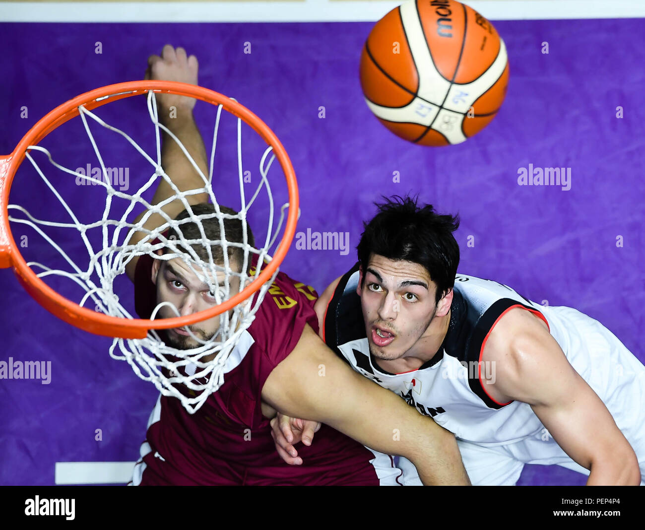 Jakarta. 16th Aug, 2018. Avi Koki Schafer (R) of Japan competes against ...