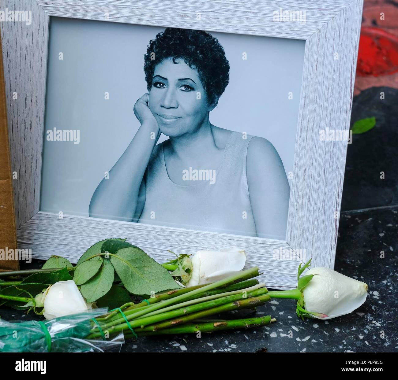 Los Angeles, USA. 16th Aug, 2018. Flowers are placed on Aretha Franklin ...