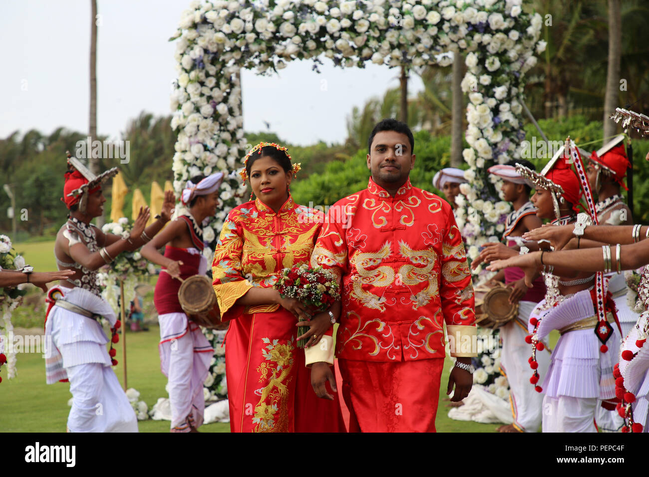 Colombo, Sir Lanka. 17th Aug, 2018. A Sri Lankan couple walk during the ...