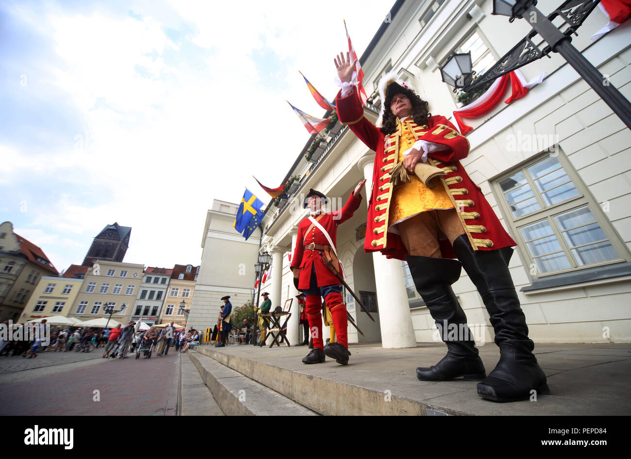 Wismar, Germany. 17th Aug, 2018. Participants of the Sweden festival ...