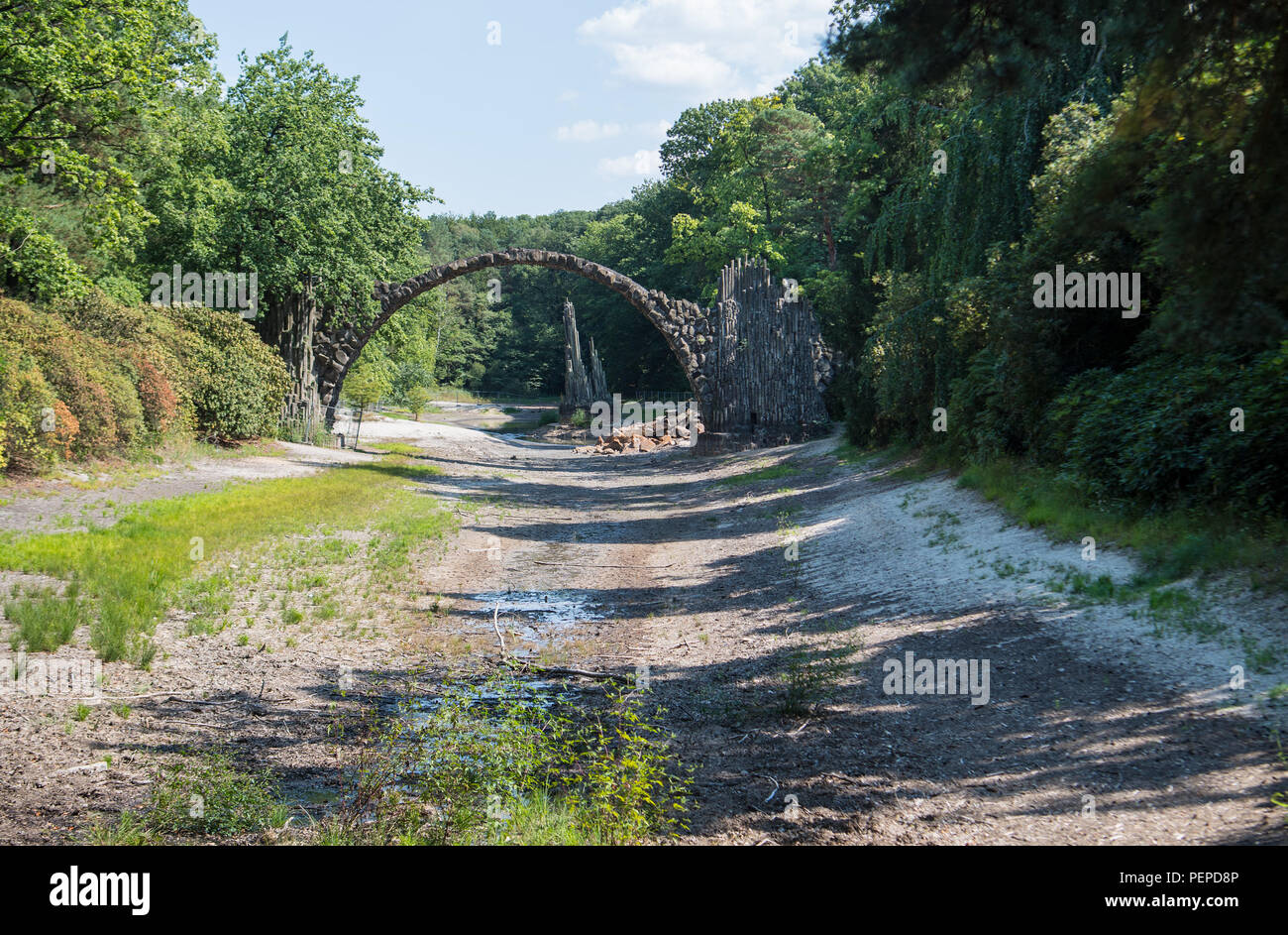 Kromlau, Germany. 17th Aug, 2018. View of the fenced-in Rakotz bridge ...