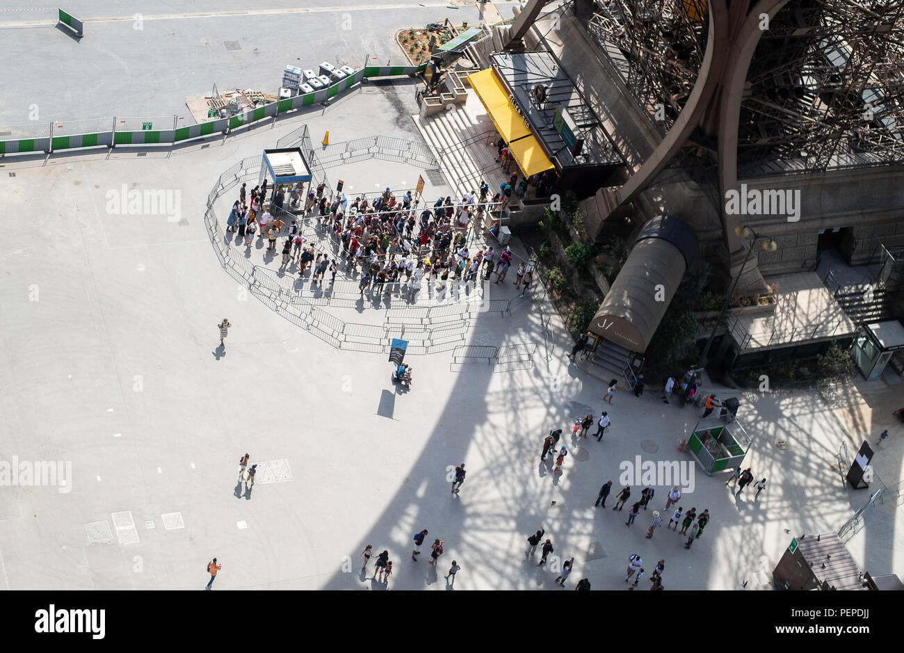 Eiffel tower queue tourists hi-res stock photography and images - Alamy
