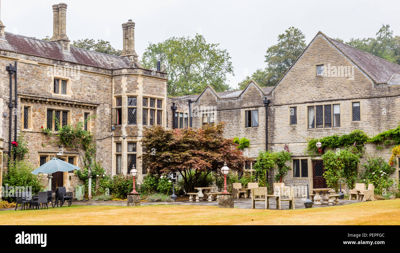 Traditional english stone manor house hi-res stock photography and ...