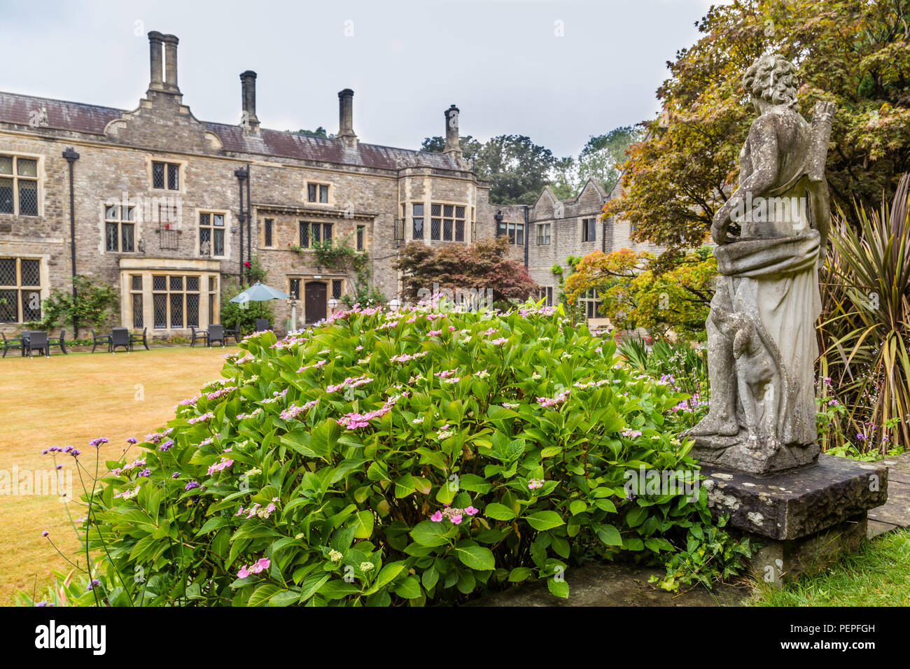 Traditional english stone manor house hi-res stock photography and ...