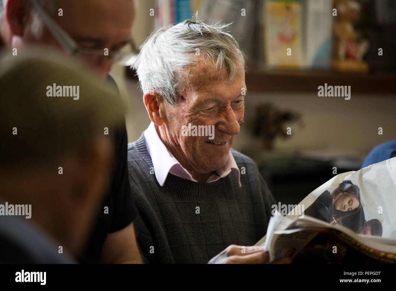Older gentleman reading the newspaper Stock Photo - Alamy