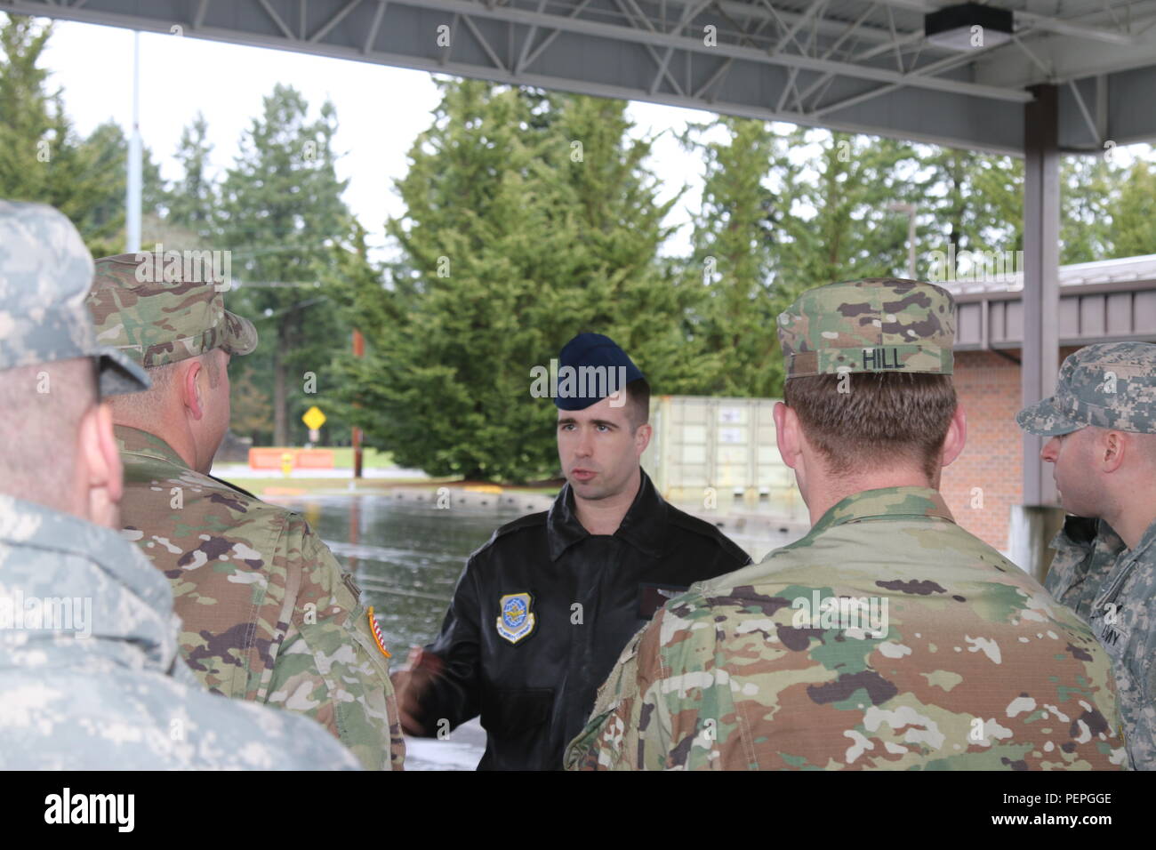 An Air Force loadmaster from the 62nd Airlift Wing instructs Soldiers ...