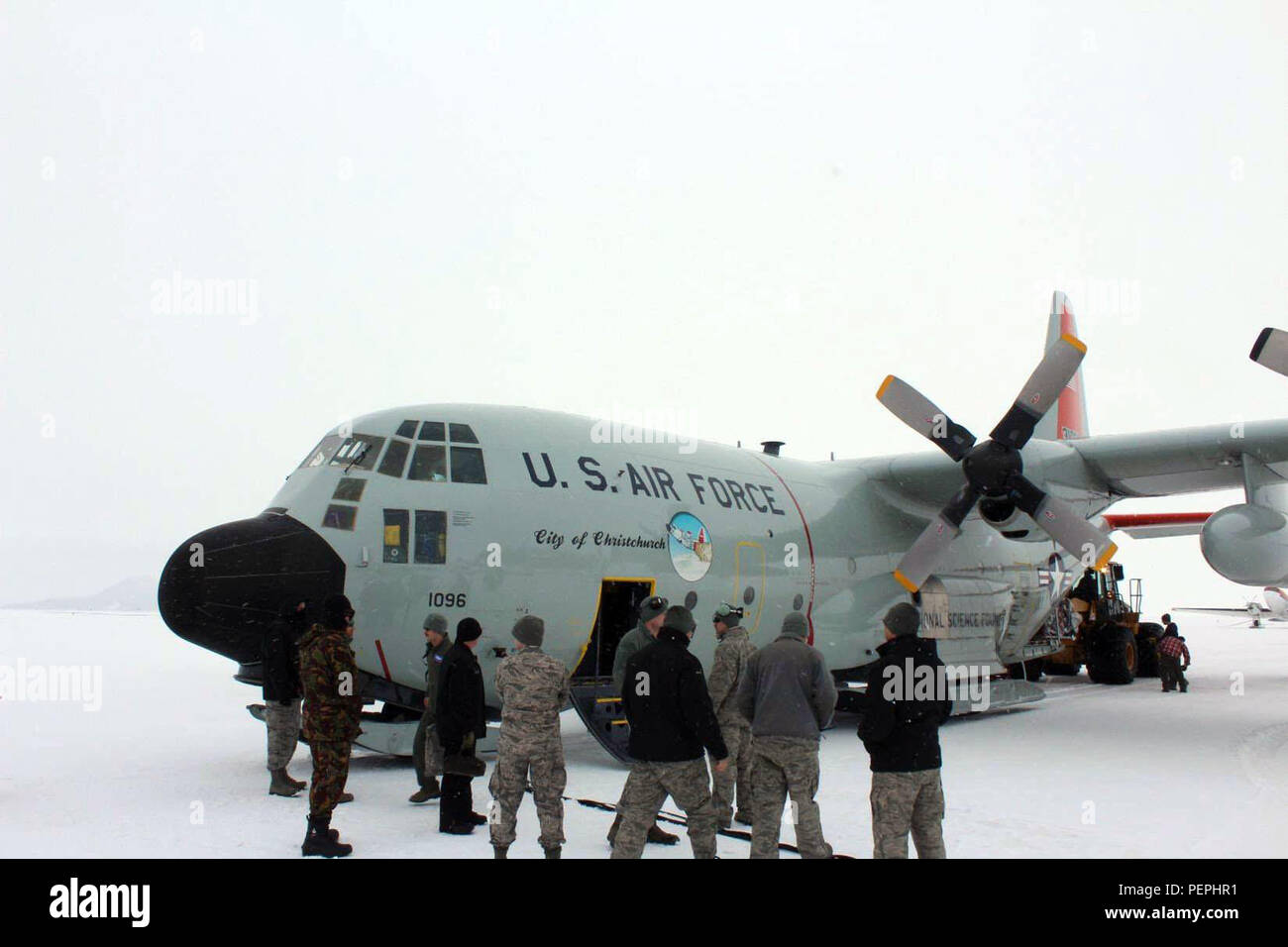160120-N-ZZ999-001 (MCMURDO STATION, ANTARCTICA) Navy Cargo Handling ...