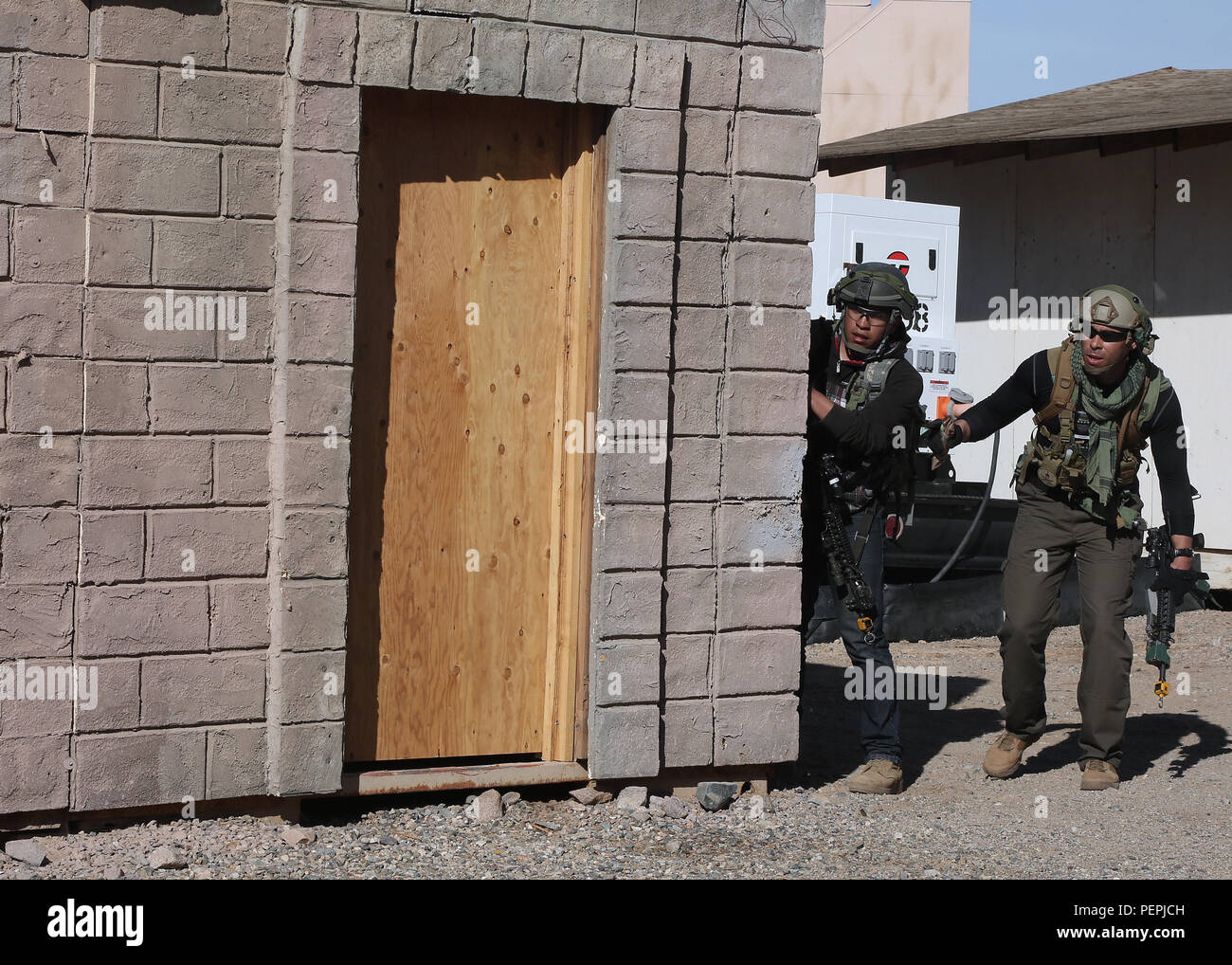 Peek around a corner hi-res stock photography and images - Alamy