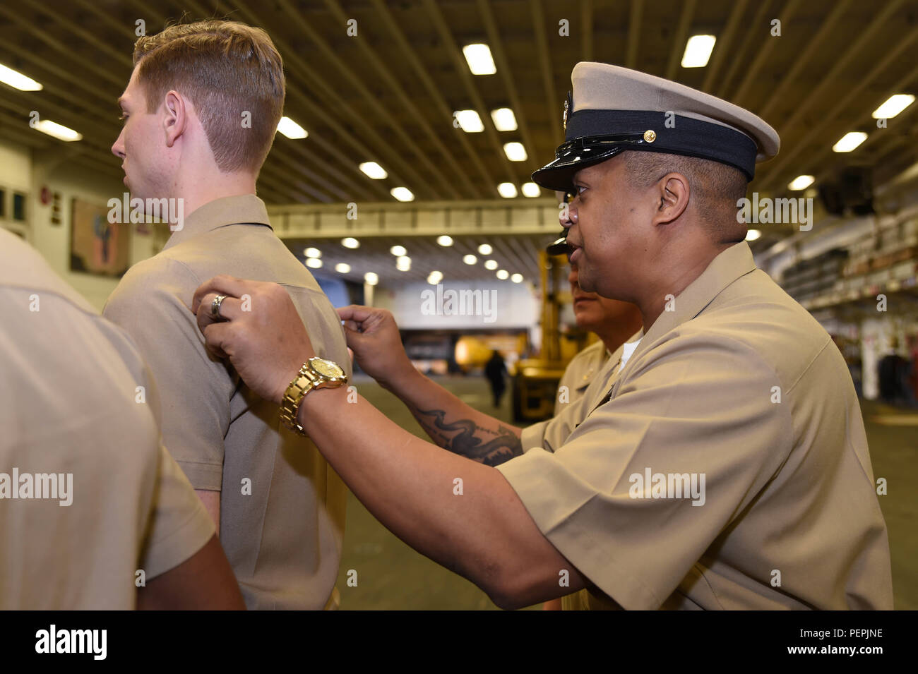 160122-N-AY934-123 NORTH PACIFIC OCEAN (Jan. 22, 2016) – Command Master ...
