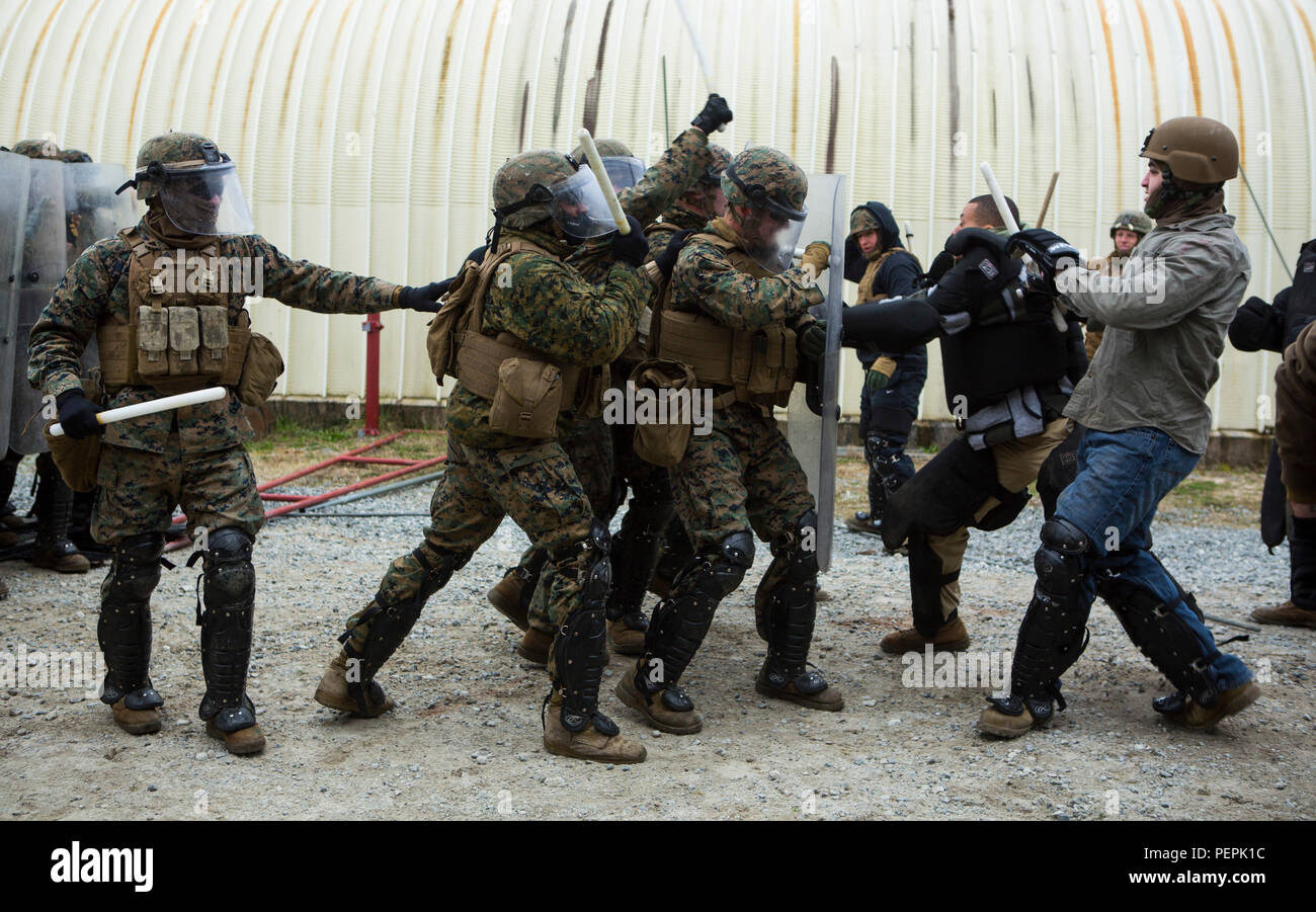 U.S. Marines with Battalion Landing Team, 1st Battalion, 6th Marine ...