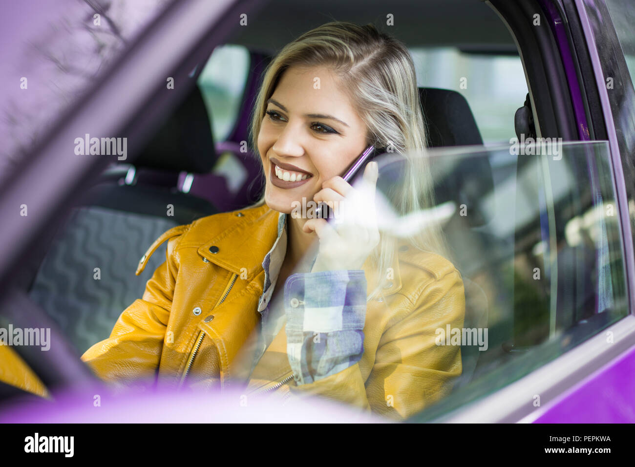 Woman talking phone in car hi-res stock photography and images - Alamy