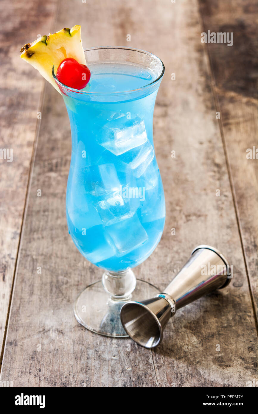 Blue cocktail pineapple hi-res stock photography and images - Alamy
