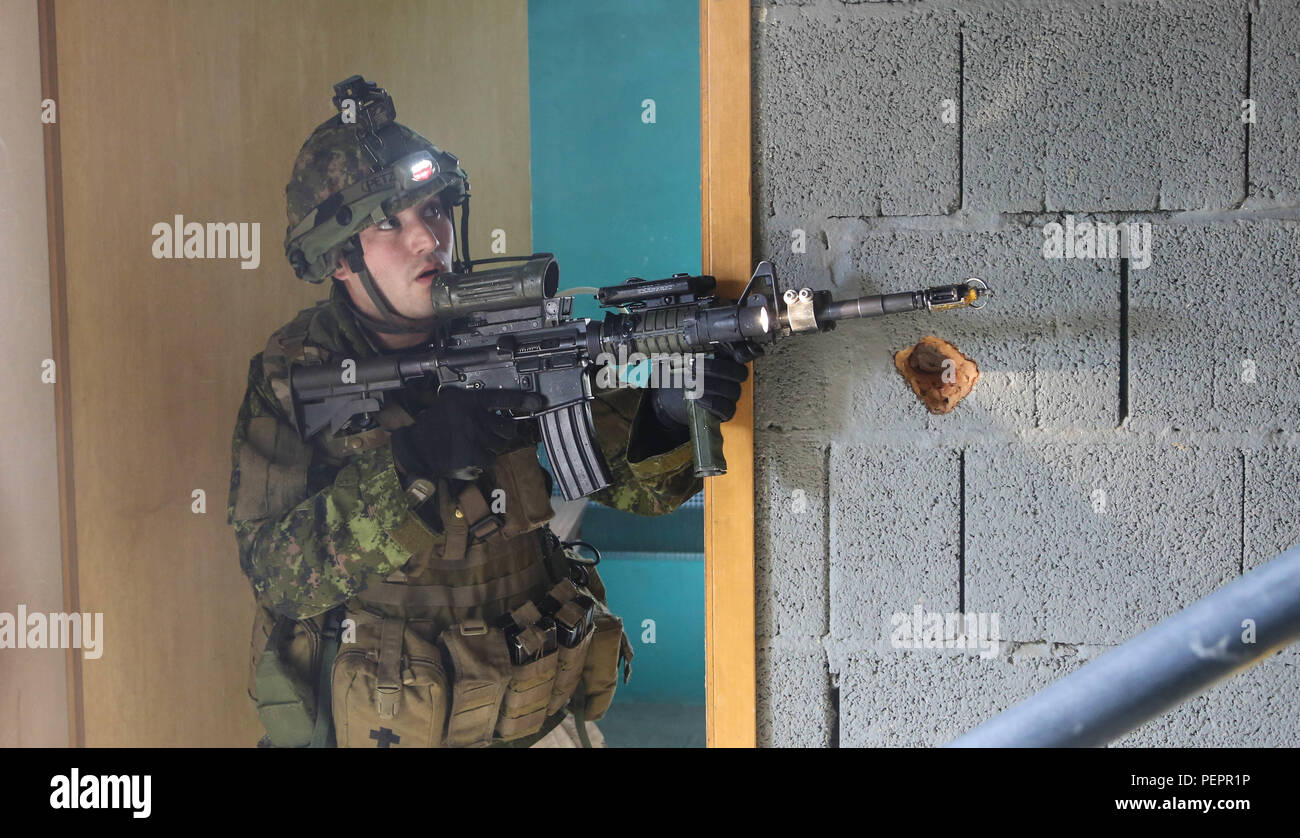 Canadian royal 22nd regiment soldier hi-res stock photography and ...