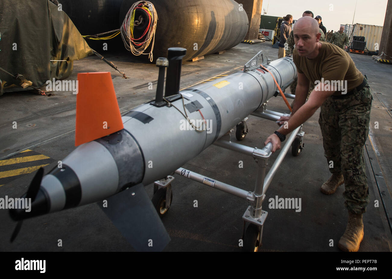 Bay class auxiliary landing ship dock hi-res stock photography and ...
