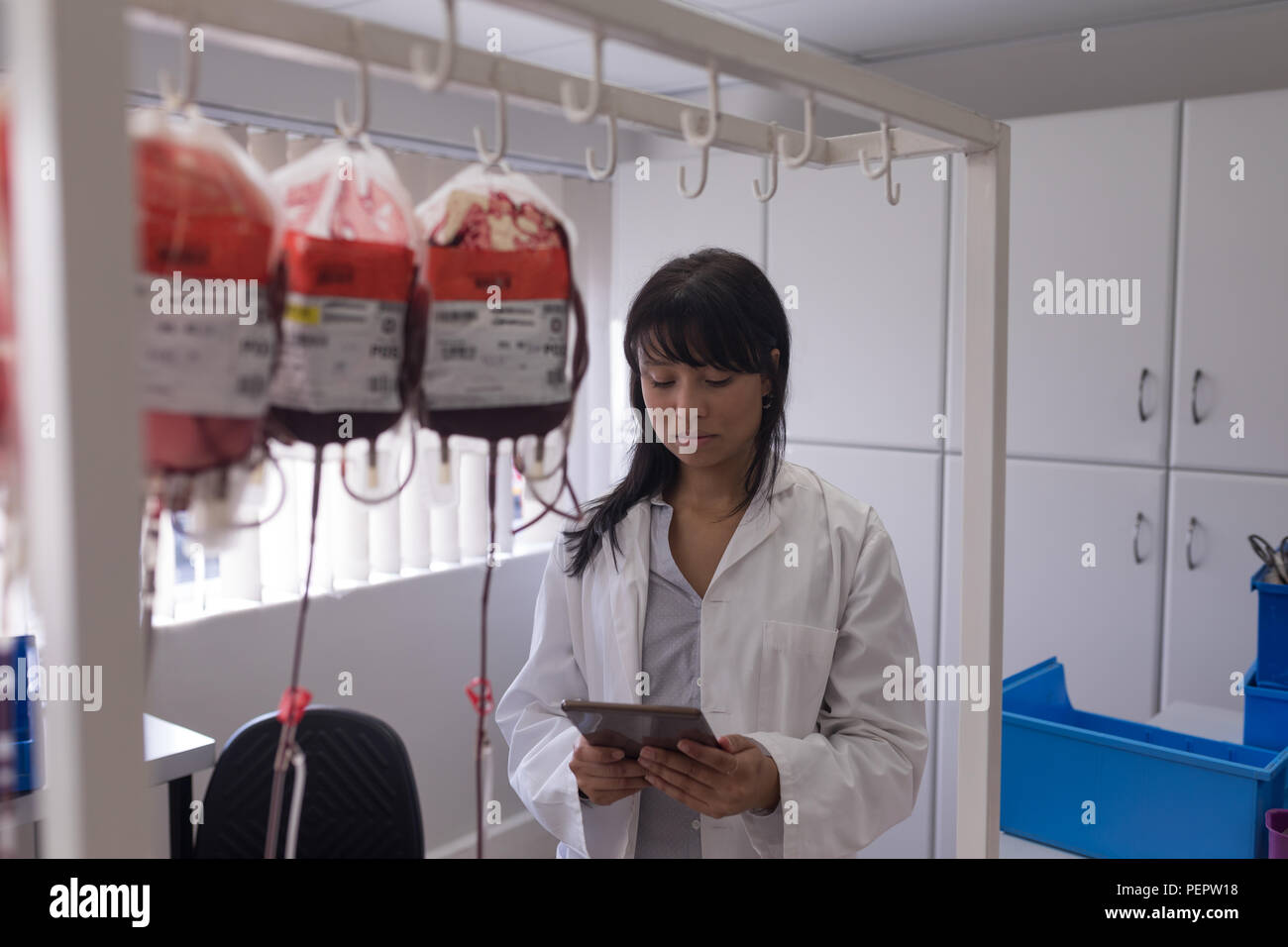 Serum hanger hi-res stock photography and images - Alamy