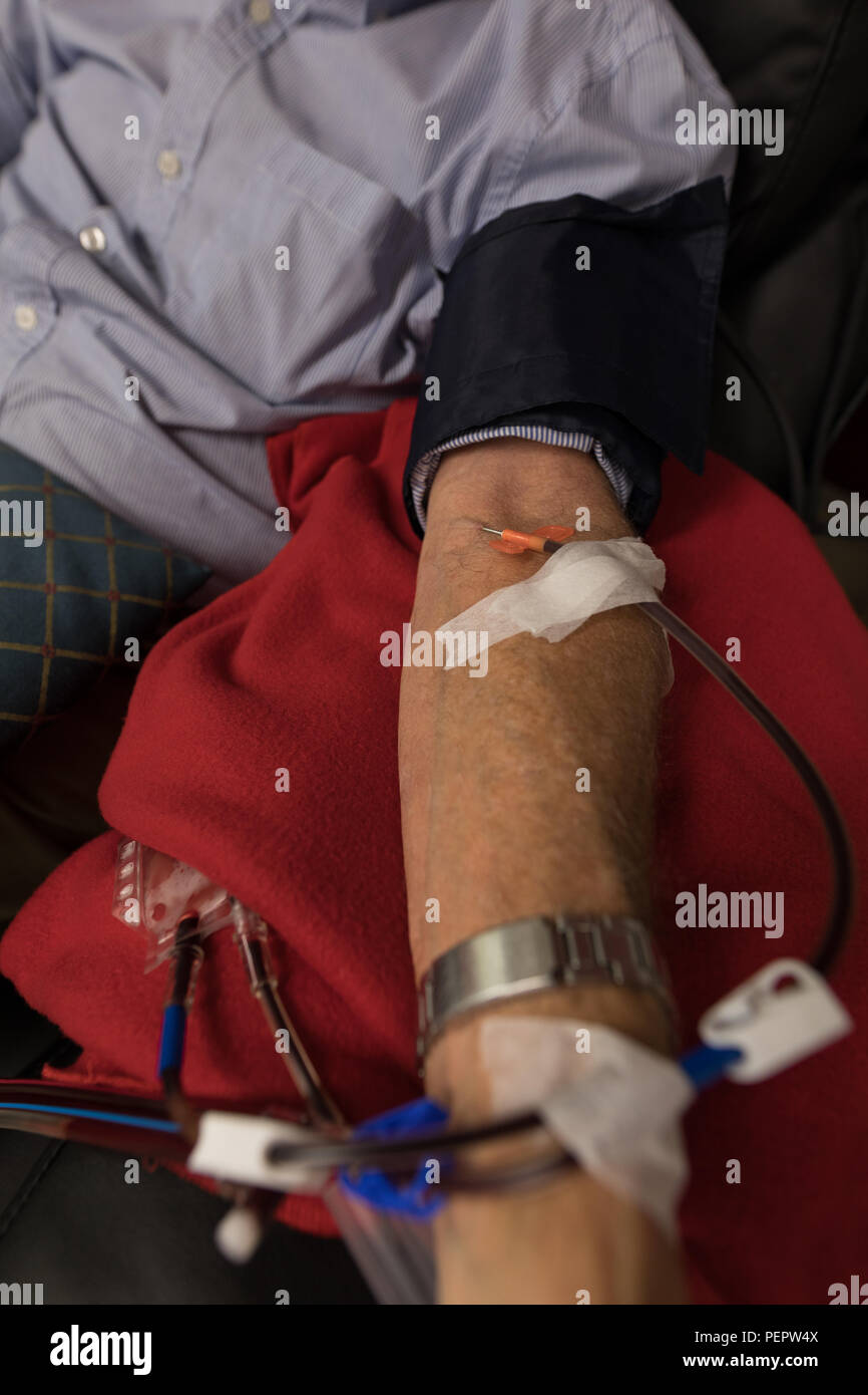Senior man donating blood in blood bank Stock Photo - Alamy