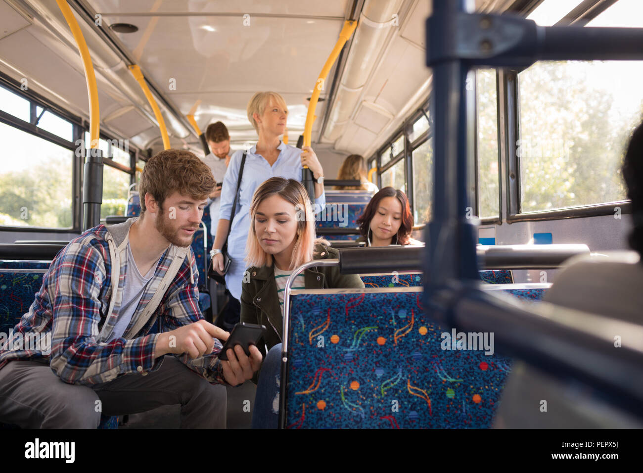 Travelling couple hi-res stock photography and images - Alamy