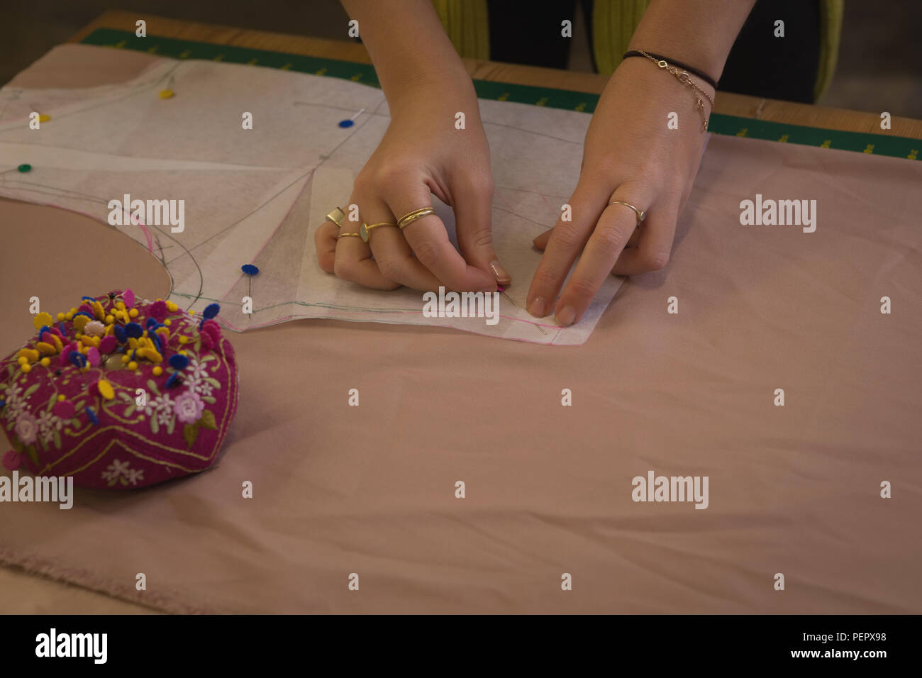 Pinning woman hi-res stock photography and images - Alamy