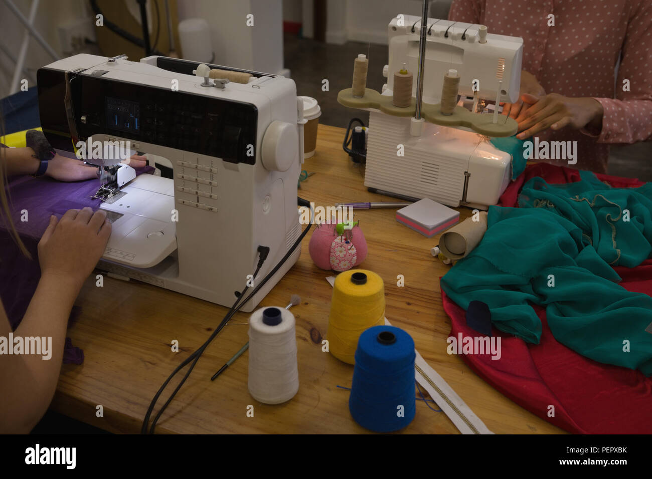 Female designer using sewing machine hi-res stock photography and ...