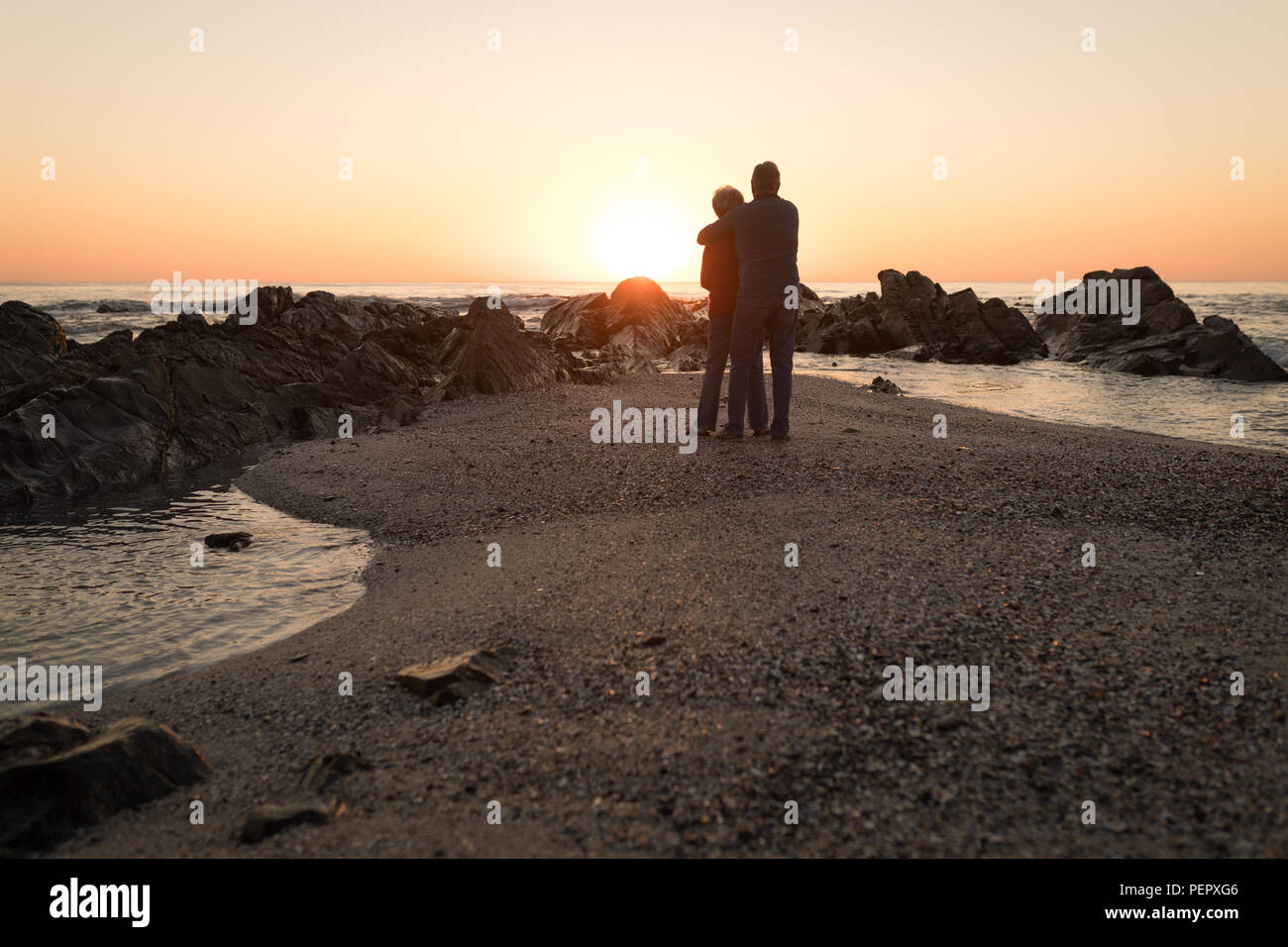 Couple hugging beach sunset hi-res stock photography and images - Alamy