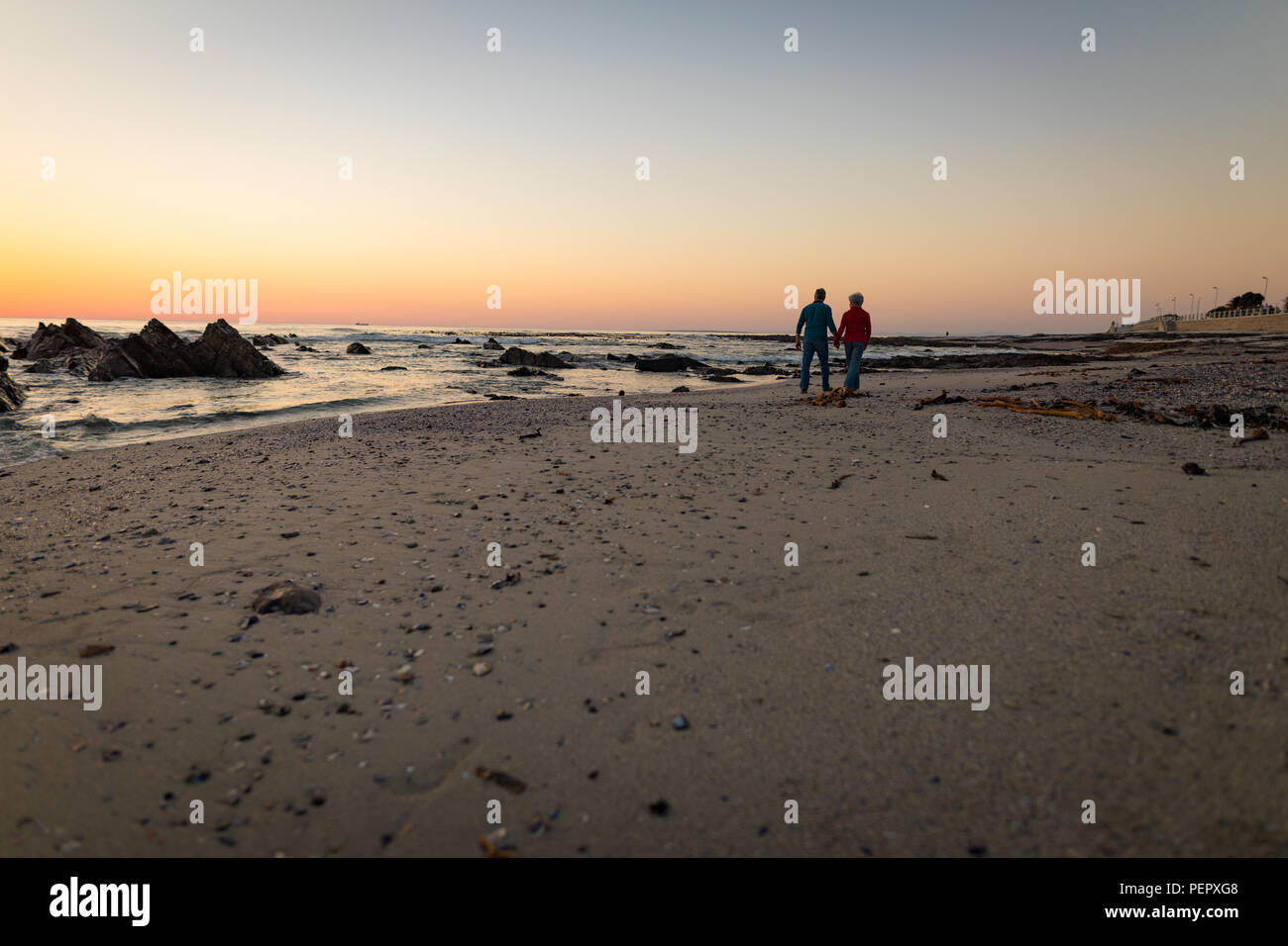 Elderly couple sunset hi-res stock photography and images - Alamy