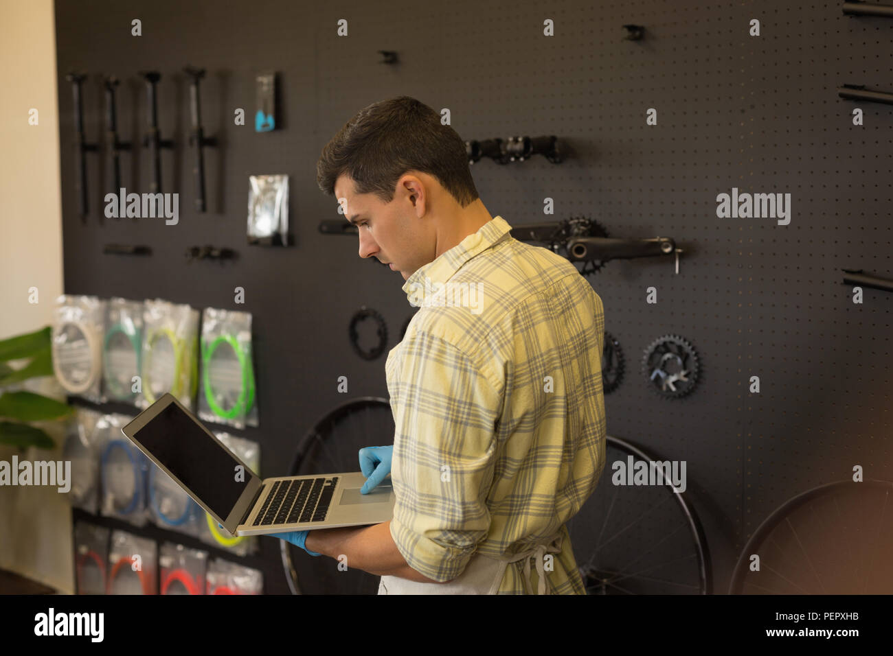 Man repair laptop hi-res stock photography and images - Alamy