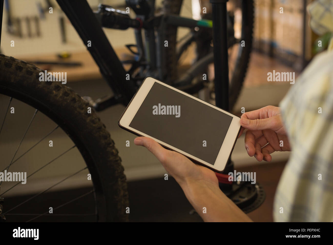 Mechanic using tablet in hi-res stock photography and images - Alamy