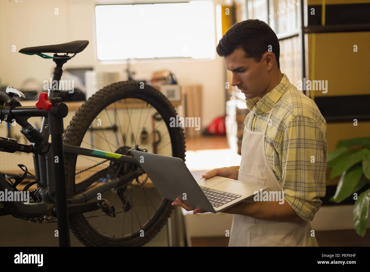 Man repair laptop hi-res stock photography and images - Alamy