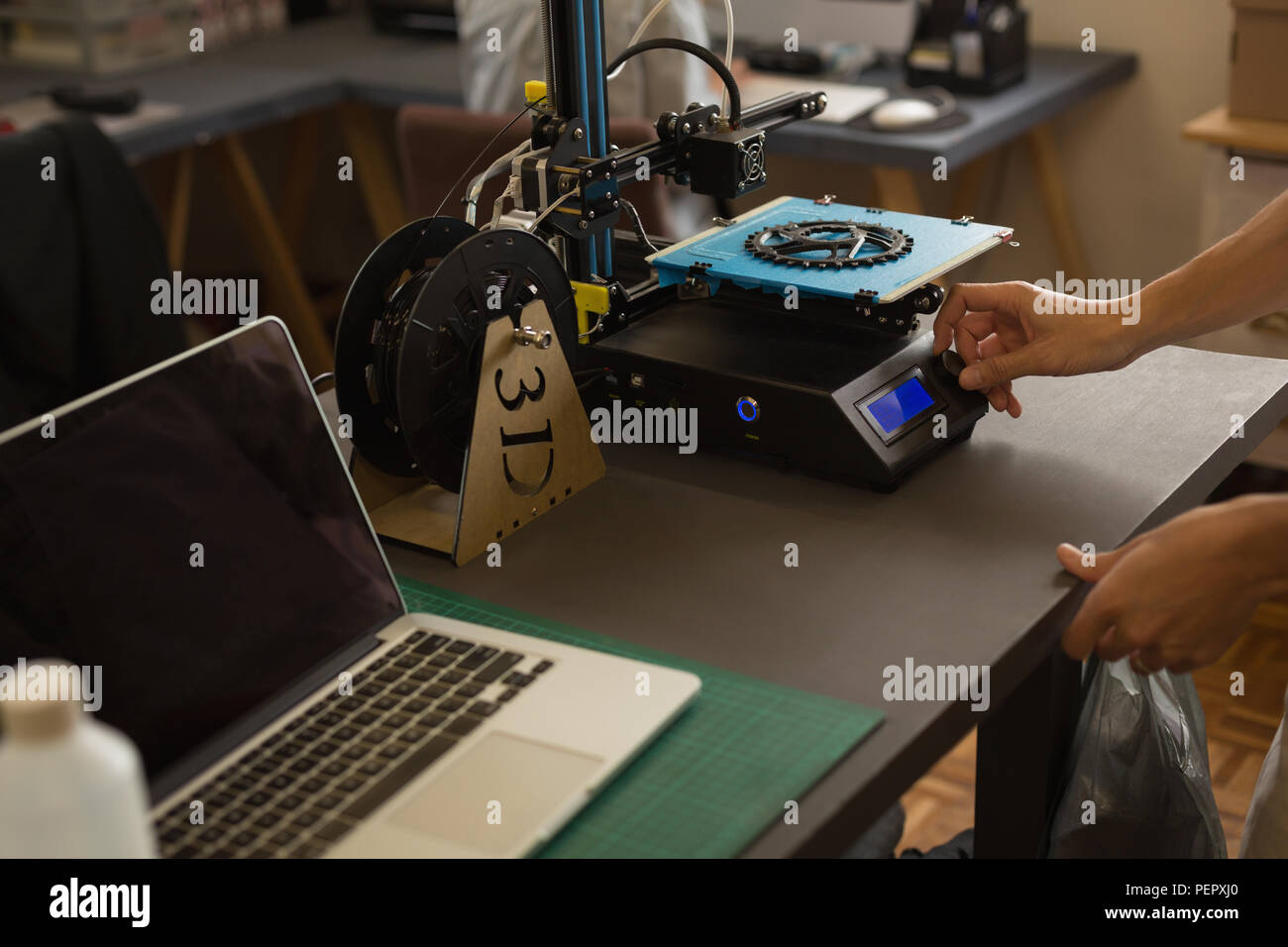 Cycle mechanic hi-res stock photography and images - Alamy