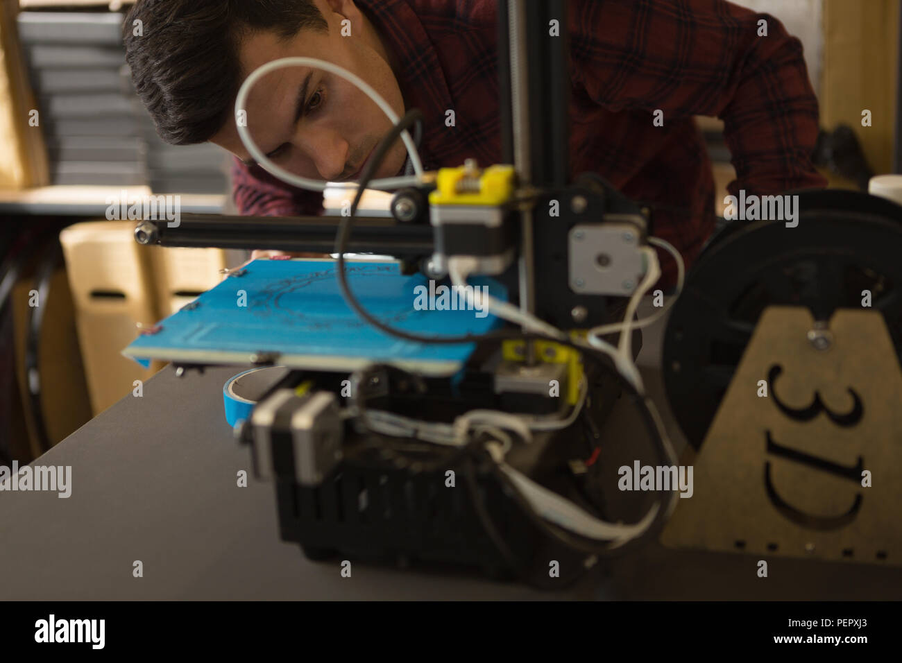 Man working professional chain hi-res stock photography and images - Alamy