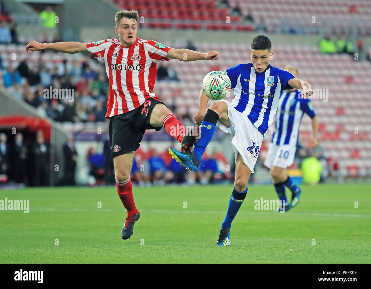 Sunderlands Elliot Embleton (left) and Sheffield Wednesday;s Alex Hunt ...