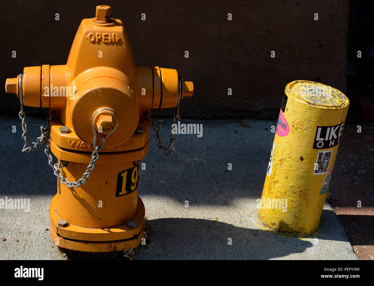 A yellow fire hydrant Stock Photo - Alamy