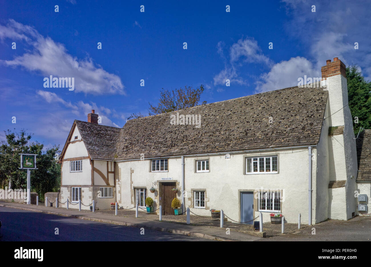 Exterior of 15th Century White Hart pub, Fyfield, Oxfordhsire, UK Stock ...