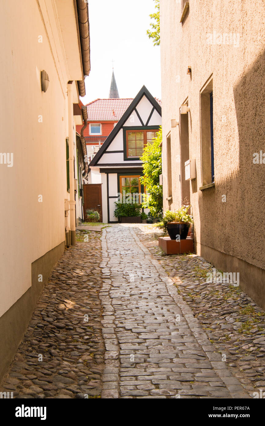 Hidden alley way hi-res stock photography and images - Alamy