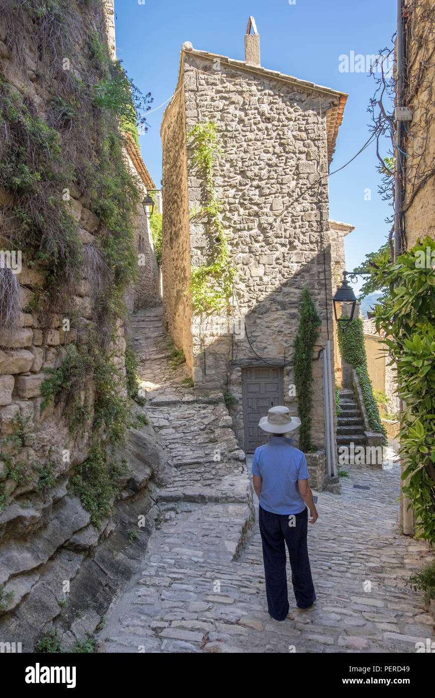 Crestet Village in the Vaucluse department, Provence-Alpes-Côte d'Azur ...