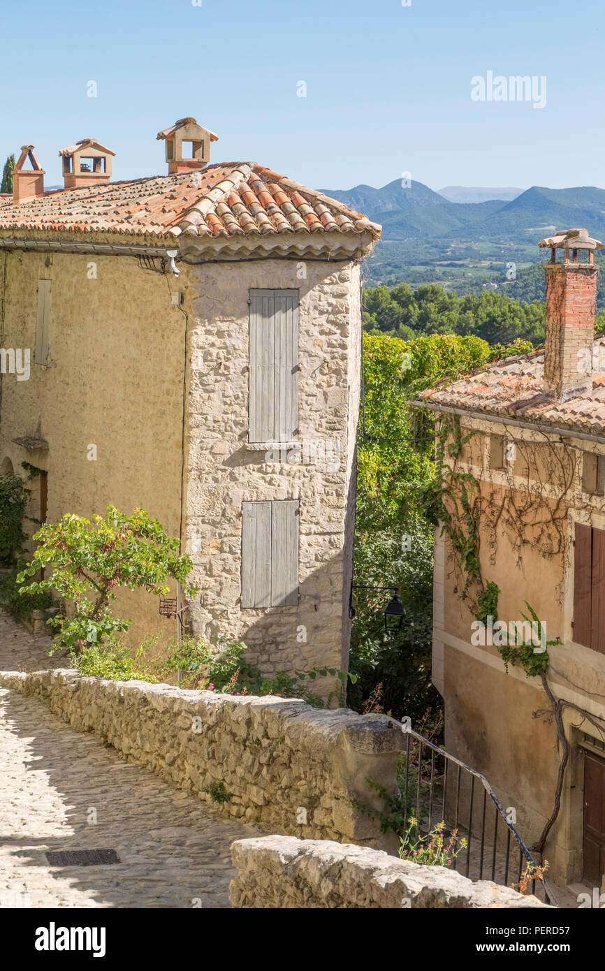 Crestet Village in the Vaucluse department, Provence-Alpes-Côte d'Azur ...