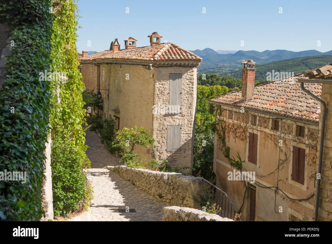 Crestet Village in the Vaucluse department, Provence-Alpes-Côte d'Azur ...