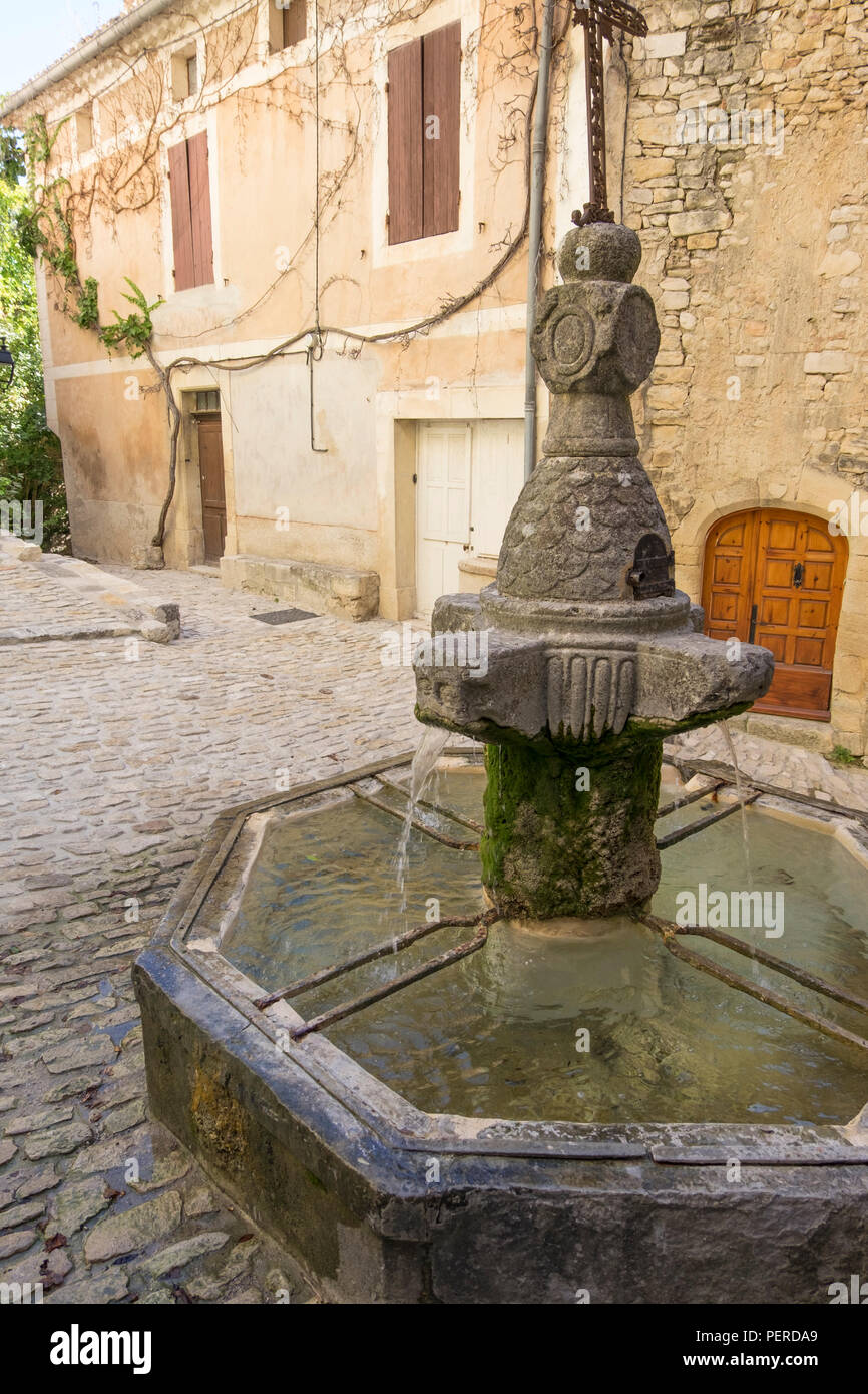 Crestet Village in the Vaucluse department, Provence-Alpes-Côte d'Azur ...