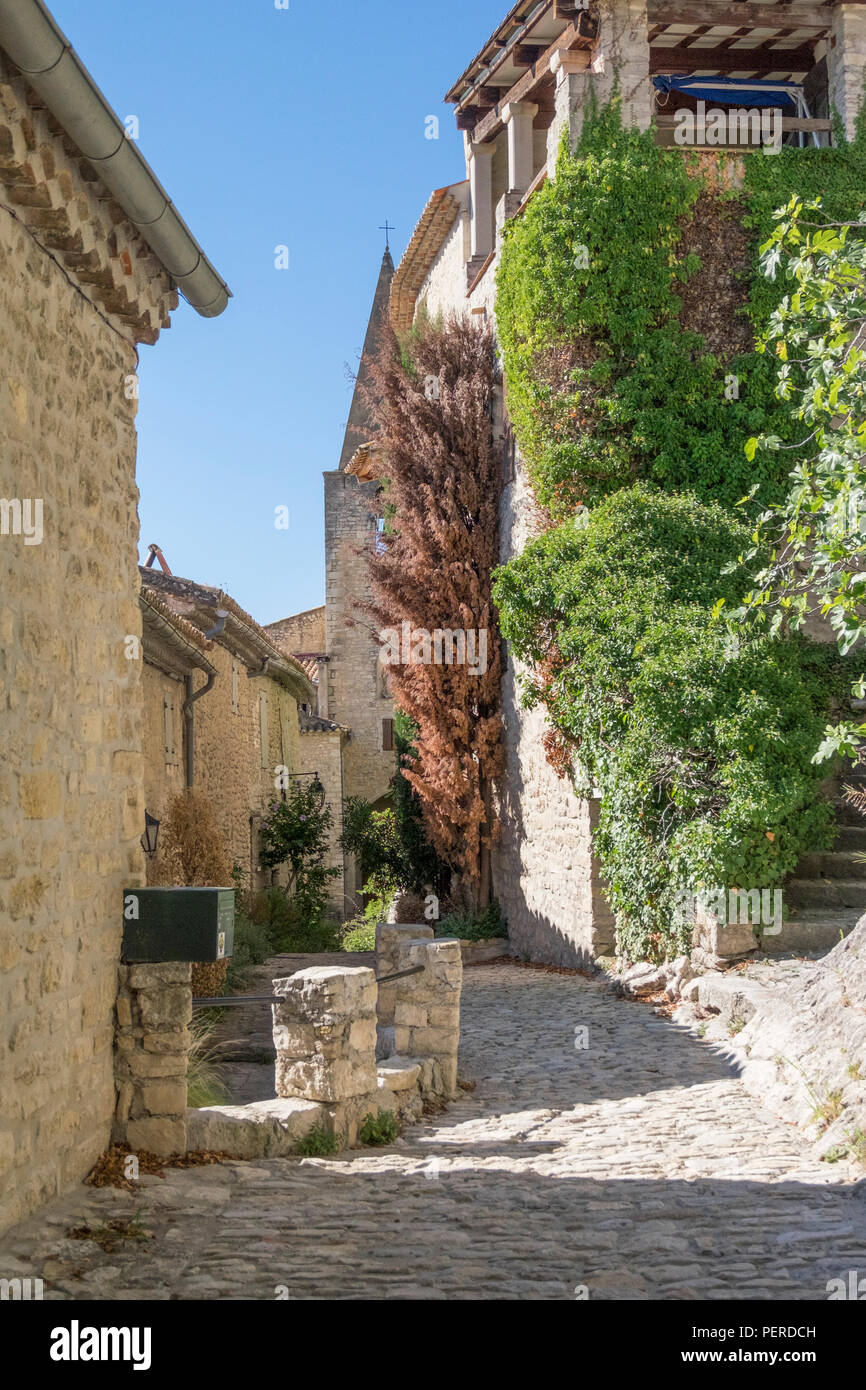 Crestet Village in the Vaucluse department, Provence-Alpes-Côte d'Azur ...