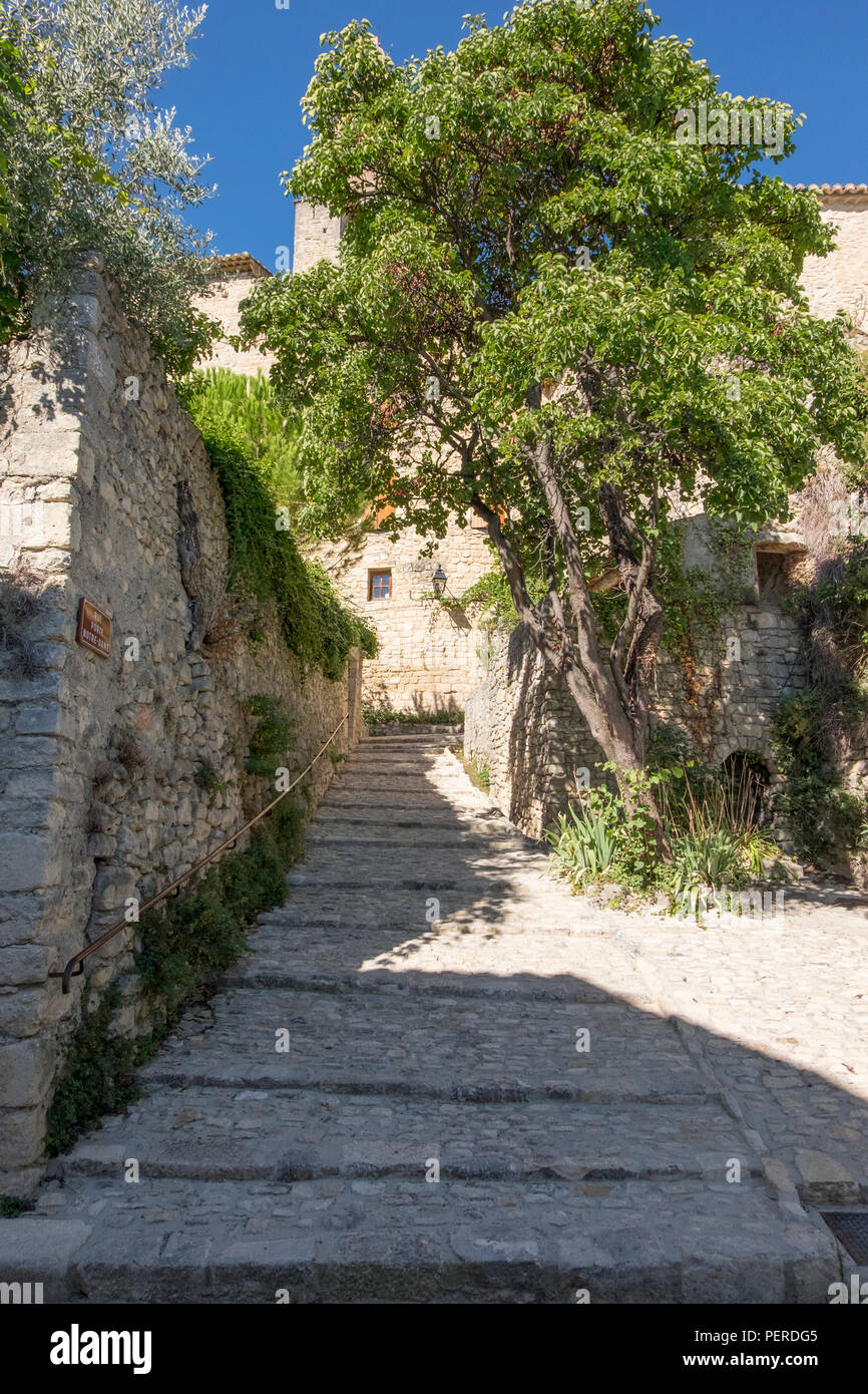 Crestet Village in the Vaucluse department, Provence-Alpes-Côte d'Azur ...
