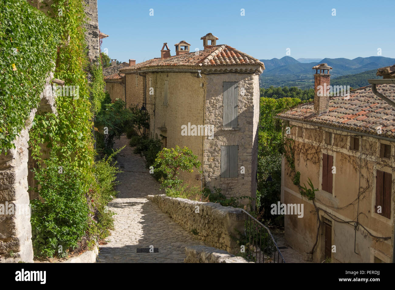 Crestet village vaucluse provence hi-res stock photography and images ...