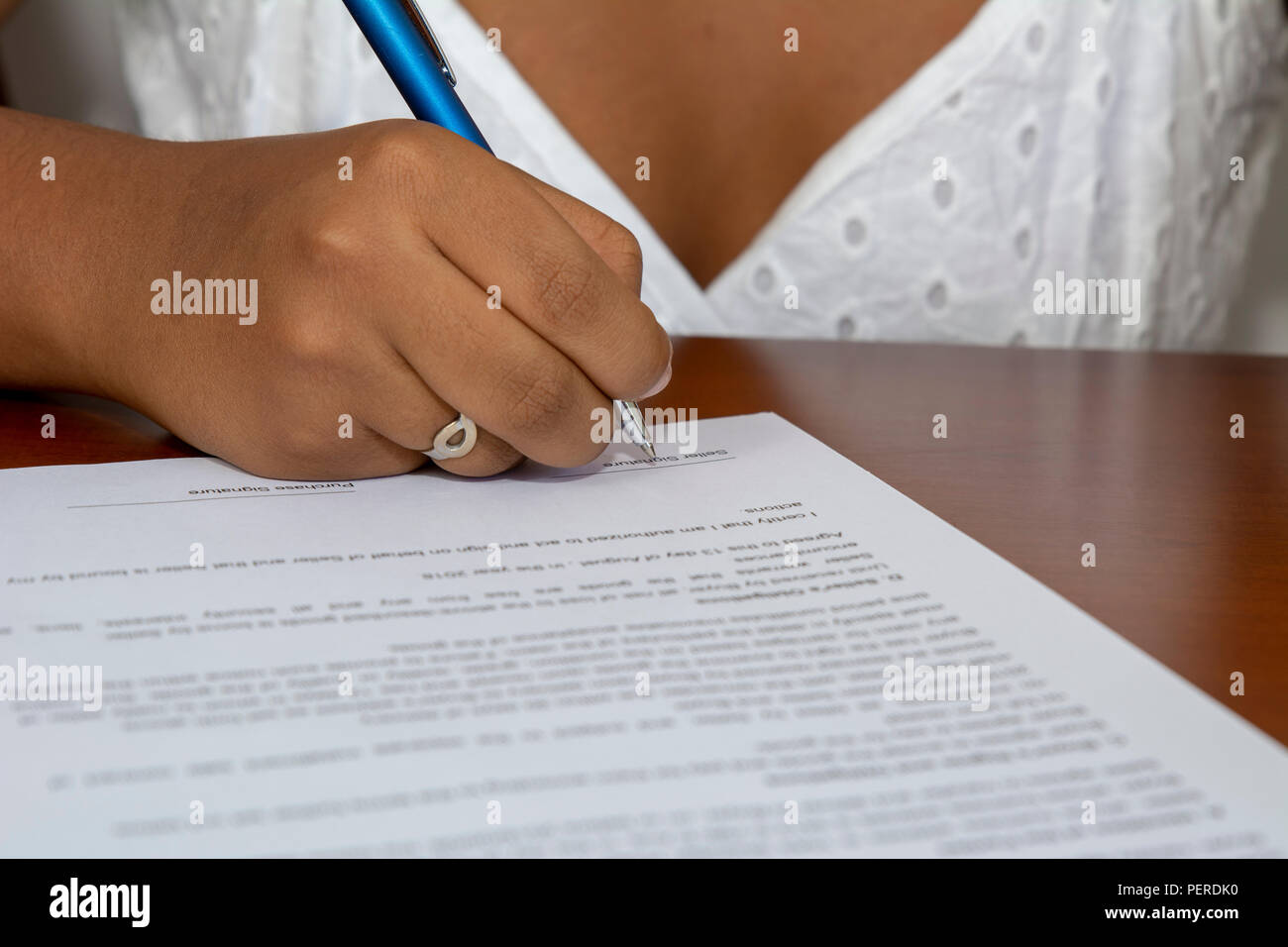 African hand signing legal document hi-res stock photography and images ...