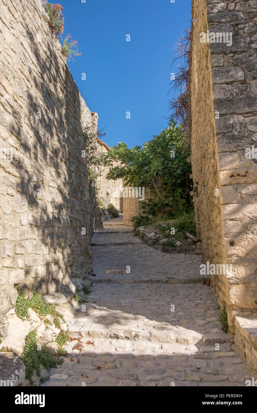 Crestet Village in the Vaucluse department, Provence-Alpes-Côte d'Azur ...