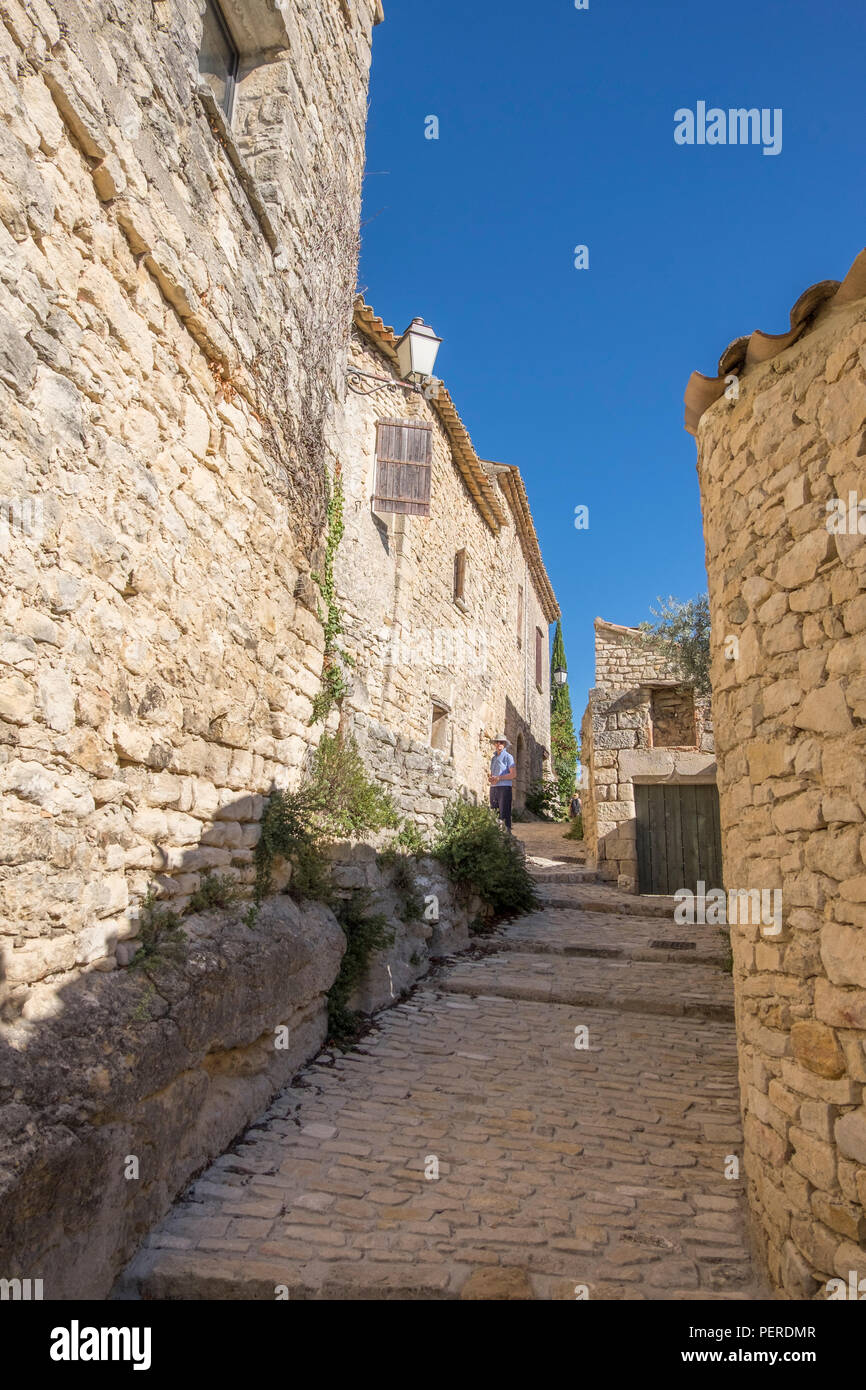 Crestet village vaucluse provence hi-res stock photography and images ...